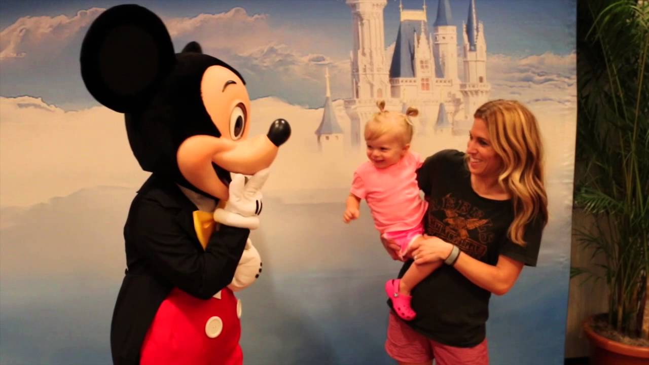 Meeting Mickey Mouse for the 1st Time #DisneySMMC - Stylish Life for Moms