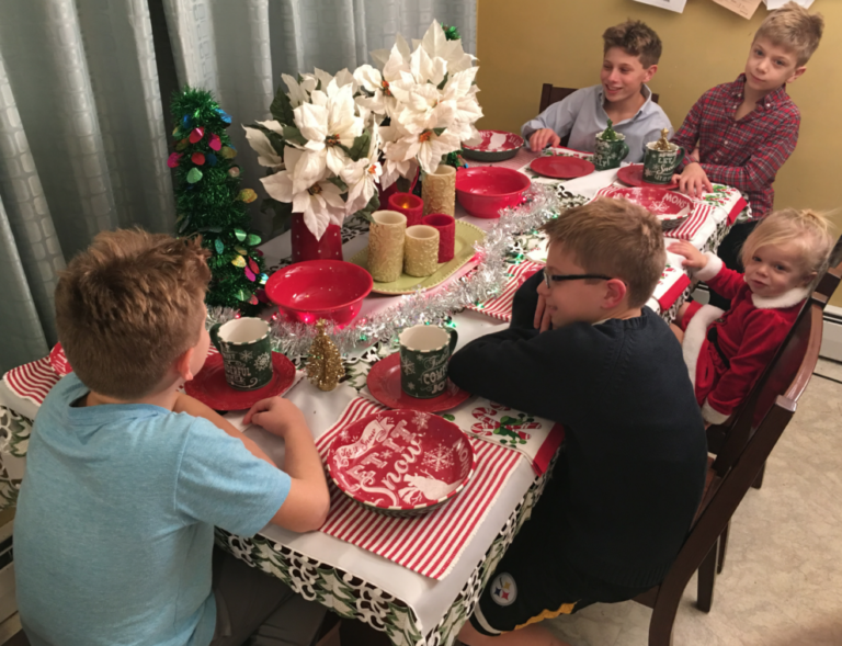 The Perfect Kids Table for the Holidays #MeetMeAtTheKidsTable - Stylish ...